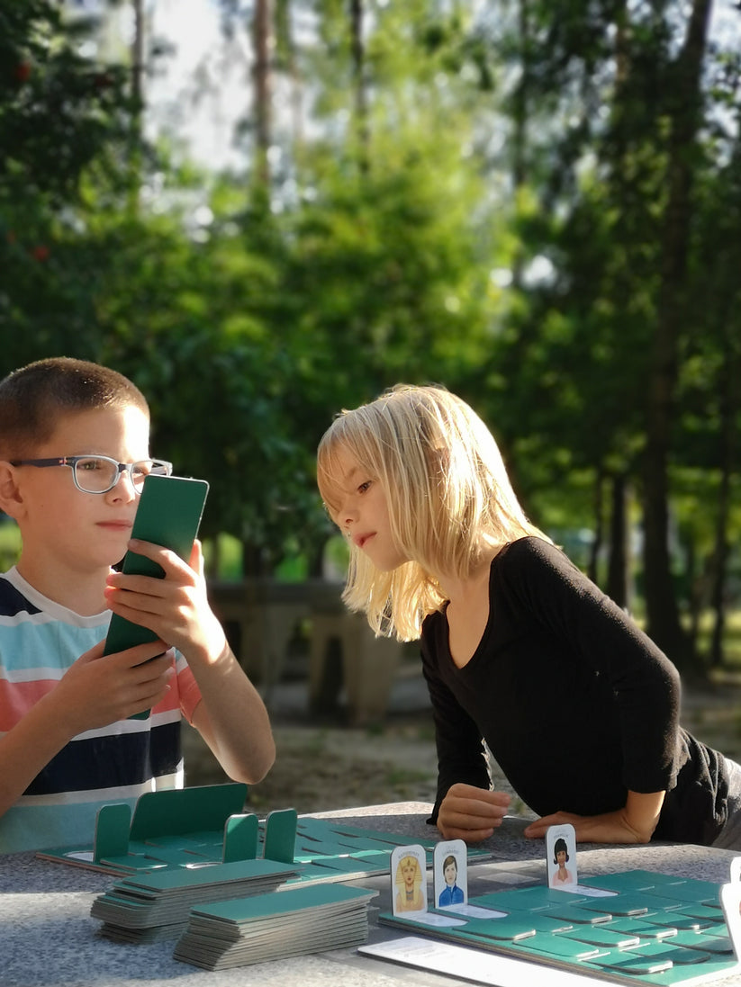 🟢 WHO'S SHE? cardboard game – Playeress